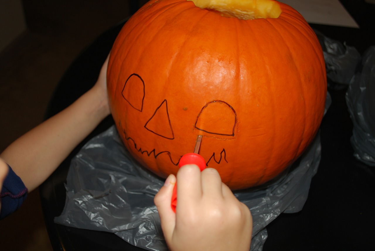 How to Carve your Halloween Pumpkin without the Mess | MomsGetReal
